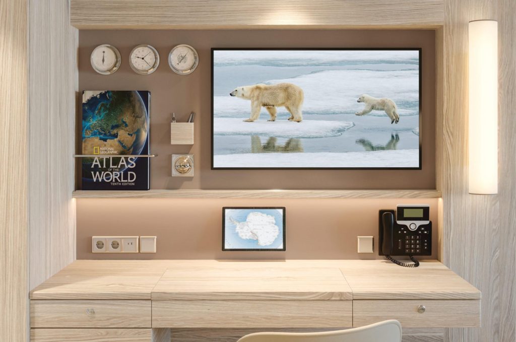 Lindblad presenta National Geographic Resolution | Cruising Journal