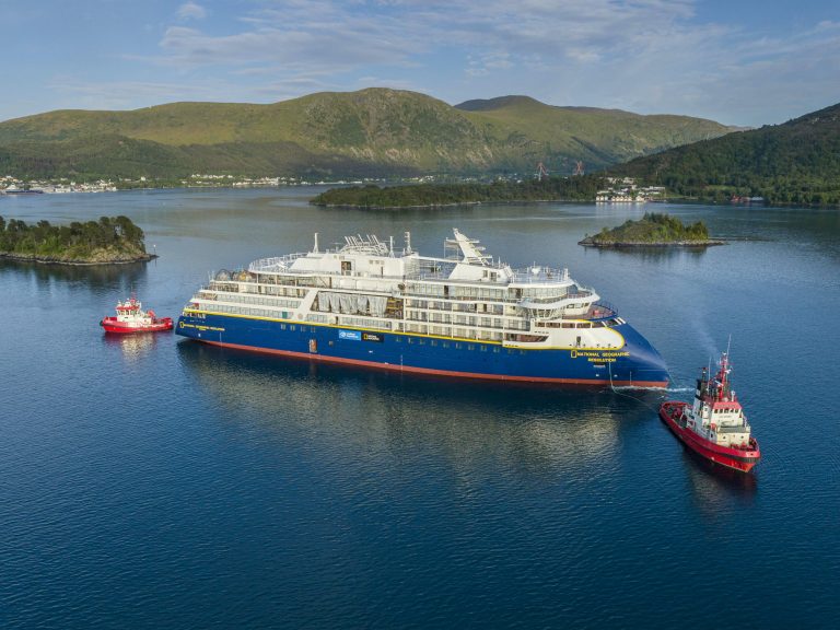 Lindblad presenta National Geographic Resolution | Cruising Journal